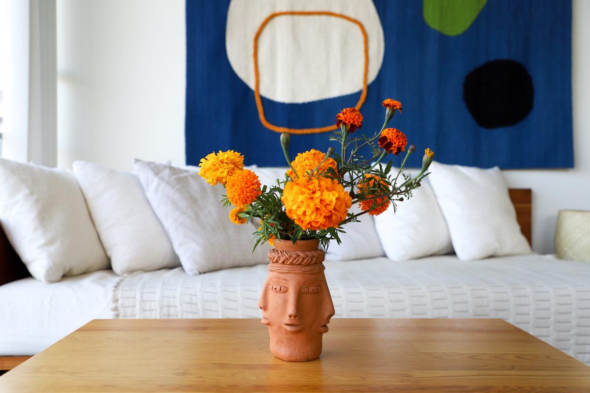 Five Faces Vase | Manos Que Ven – Tierra y Mano